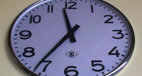 Сè поголем број часовници автоматски се синхронизираат со радио сигнал и не мора да се прилагодуваат за летното сметање на времето. Како функционираат?