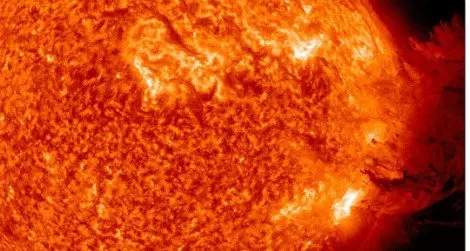 O erupție solară de dimensiuni medii