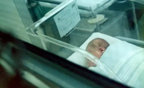 Foshnja që u shërua nga HIV nuk është identifikuar, por këtu është një tjetër foto e rastësishme e një foshnje në një spital.