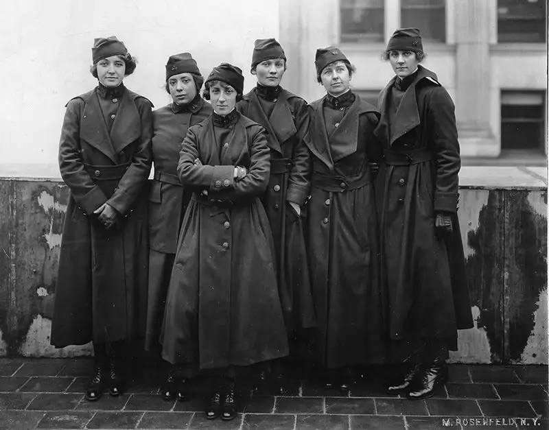 第一次世界大戰前線的婦女開始操作電話