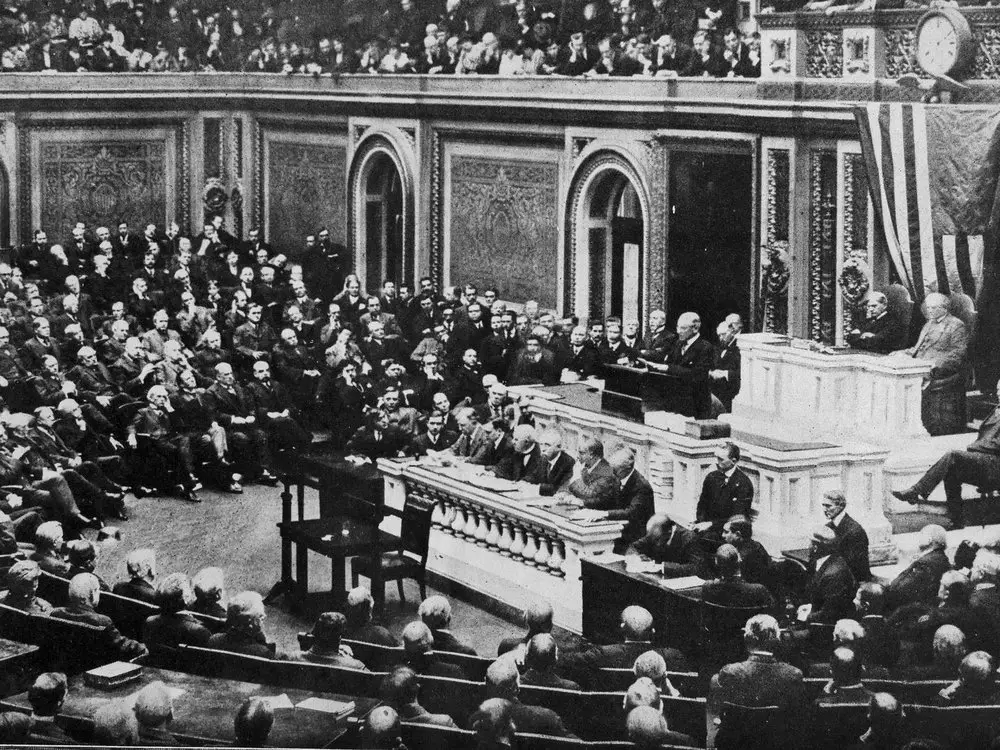 Woodrow Wilson presidenteak Kongresuari hitz egiten dio