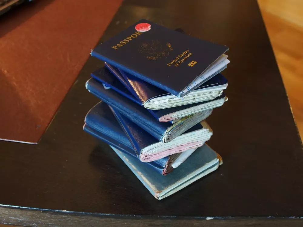 Найбільший у світі паспорт