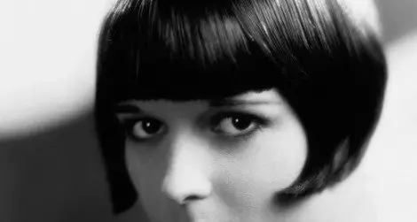 Herečka Louise Brooks s perami popichanými bobom a včelou, 20. roky 20. storočia