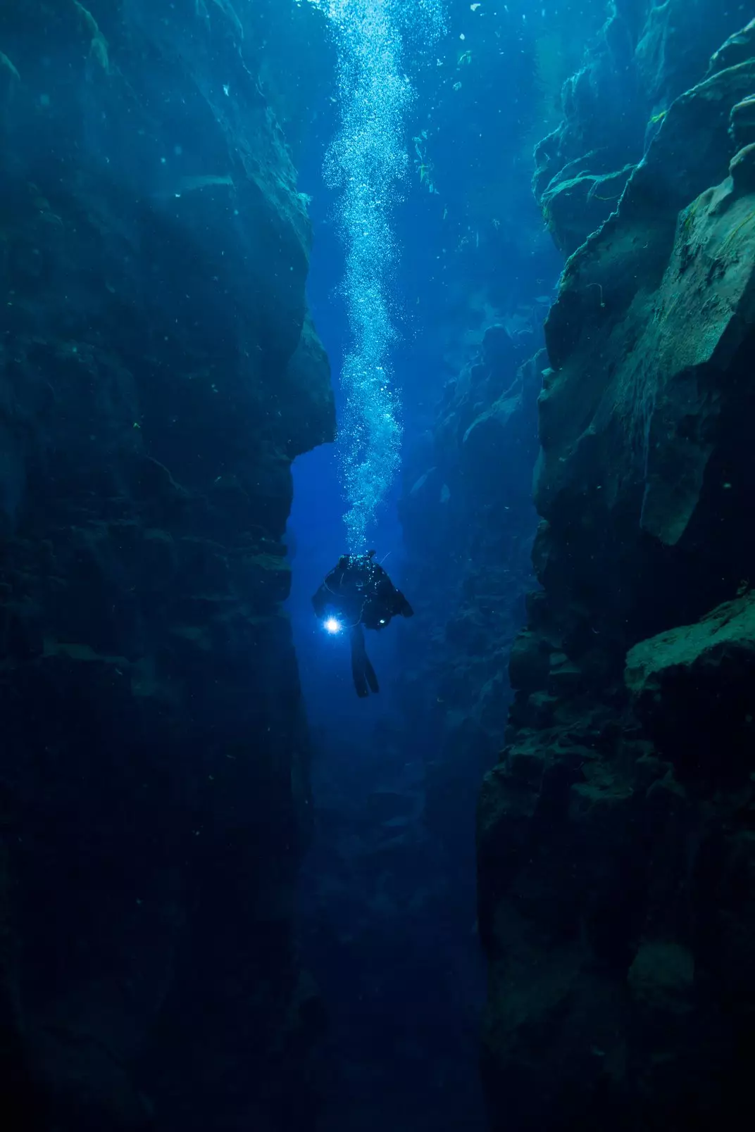 Pag-dive Taliwala sa Duha ka Kontinente Niining Frigid Fissure sa Iceland 38634_4