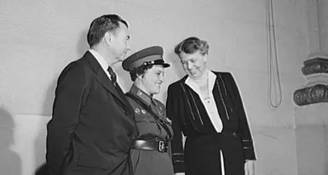 جسٹس رابرٹ جیکسن، لیوڈمیلا پاولچینکو اور ایلینور روزویلٹ 1942 میں۔