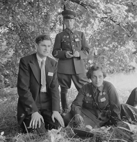 Mae cynrychiolwyr Rwsiaidd yn mynd gyda Pavlichenko (dde) ar ei hymweliad â Washington, DC ym 1942.