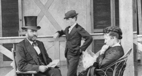Presidint Ulysses S. Grant mei First Lady Julia Dent Grant en soan Jesse yn 1872.