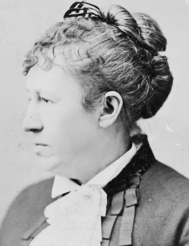 Місіс Улісс С. Грант зазвичай сиділа для фотографічних портретів у профіль через стан її очей.