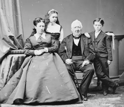 Julia Grant avec sa fille Nellie, son père Frederick Dent et son fils Jesse.