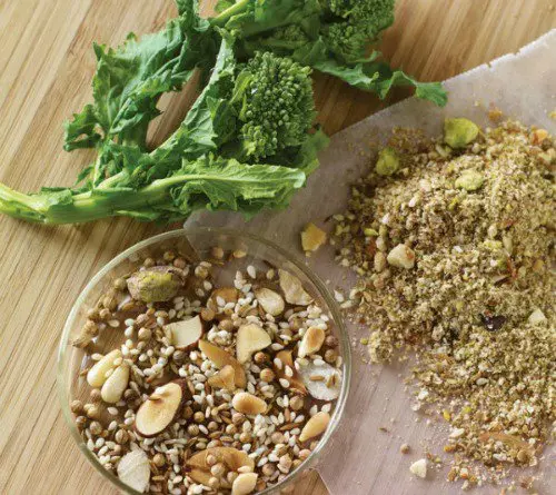 Dukkah, mješavina kima, korijandera, susama i orašastih plodova sa svježim brokolijem.