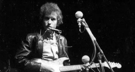 Dylan សម្តែងនៅ Newport Folk Festival