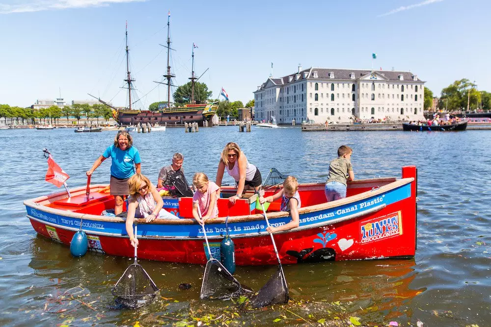 Plastmassa balyk tutmak Amsterdam kanallaryny arassalamagyň iň soňky usulydyr