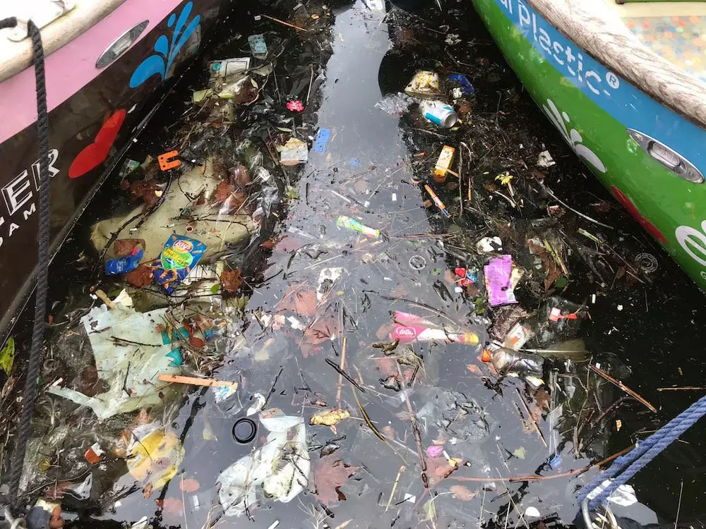 Ловля пластика — новейший способ очистить каналы Амстердама 390_5