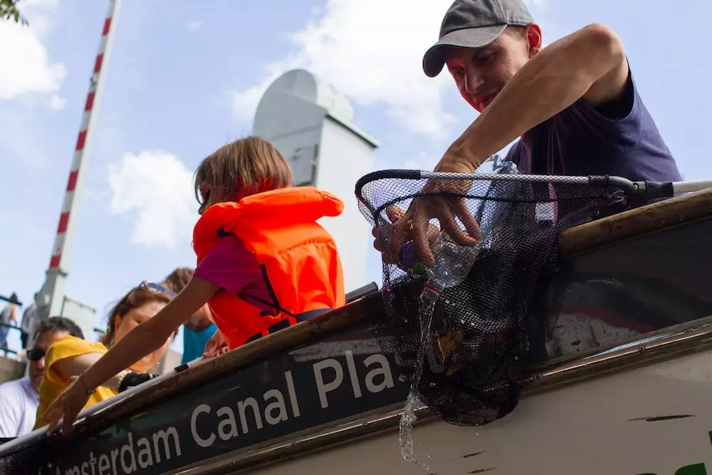 Lov plastov je najnovší spôsob, ako vyčistiť amsterdamské kanály 390_8