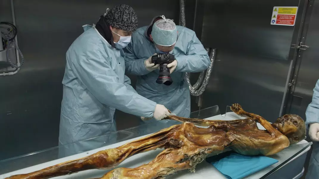 En Kënschtler erstellt eng detailléiert Replica vum Ötzi, dem 5.300 Joer ale 