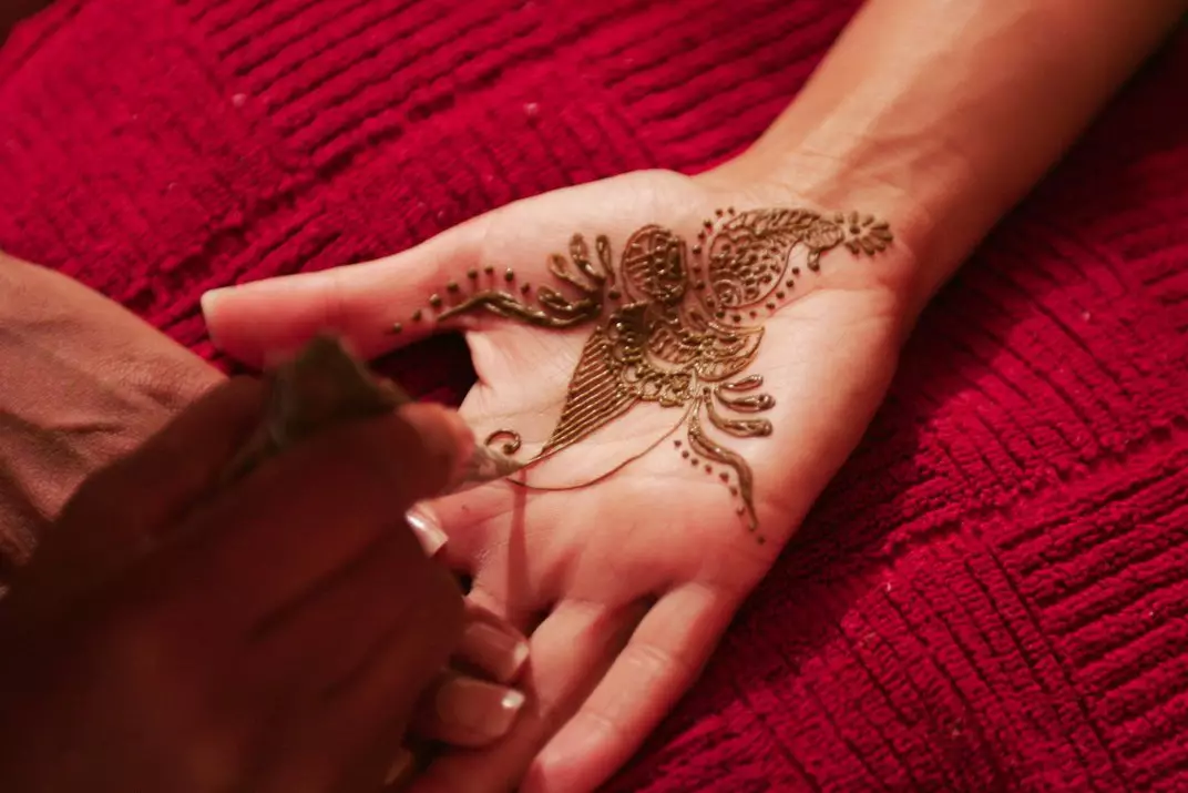 Henna sungatyny özleşdirmek üçin gözleg