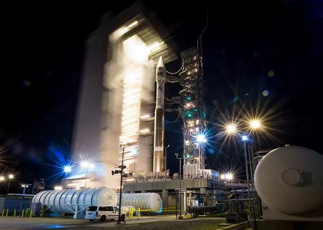 Landsat 8-ը նստած է United Launch Alliance Atlas-V հրթիռի մեջ անցյալ գիշեր՝ պատրաստ իր արձակմանը EST 13:00: