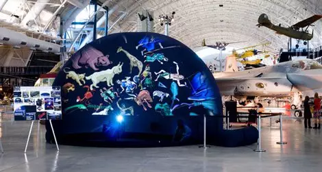 Volg een rondleiding door het universum in het draagbare planetarium van het Air and Space Museum.