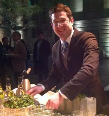 Адам Бернбах прави напитки с органичен местен джин.