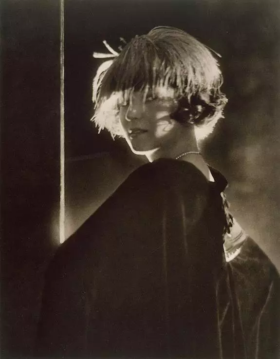 Kështjella Irene Foote nga Bardon Adolph de Meyer. Fotogravurë, 1919