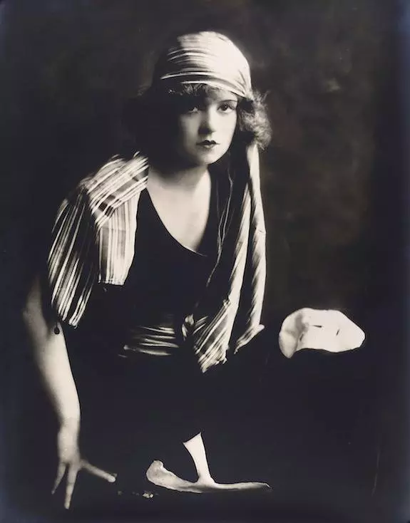Clara Gordon Bow deur Alfred Cheney Johnston. Gelatien silwer druk, 1927