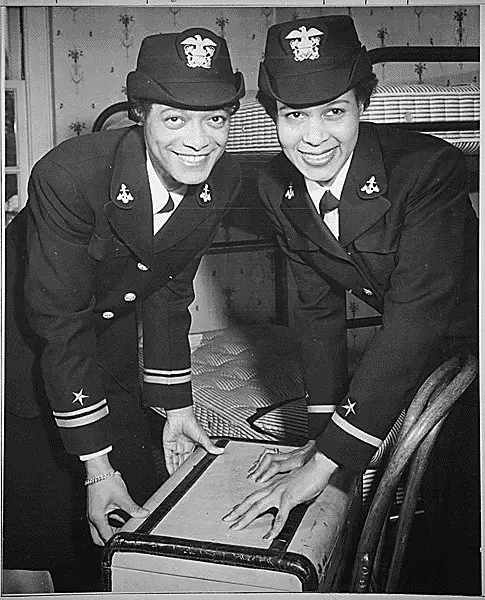 Фотографії свідчать про деяких з перших чорношкірих жінок, які служили у ВМС США 39551_6