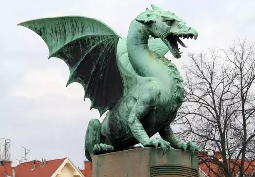 estátua de dragão