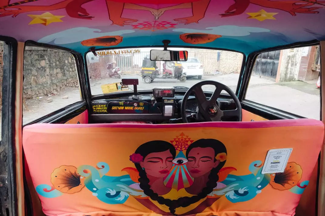یہ کمپنی ہندوستانی ٹیکسیوں کو اصلی آرٹ ورکس میں تبدیل کرتی ہے۔ 39639_4