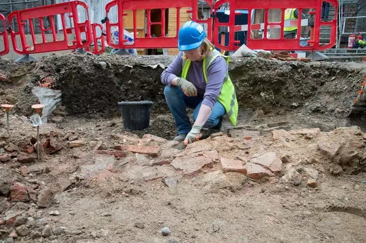 Archaeologists nrhiav tau ib tug Roman Fresco Hauv qab Txoj Kev ntawm London 39682_3