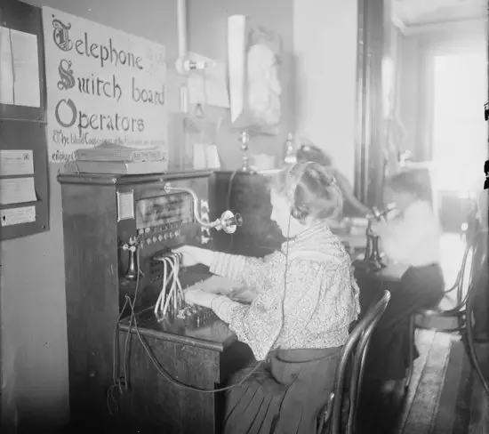 20世紀初頭の電話交換機の女性