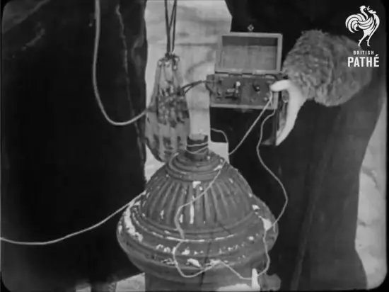 La radio de cristal conectada a tierra en una boca de incendios
