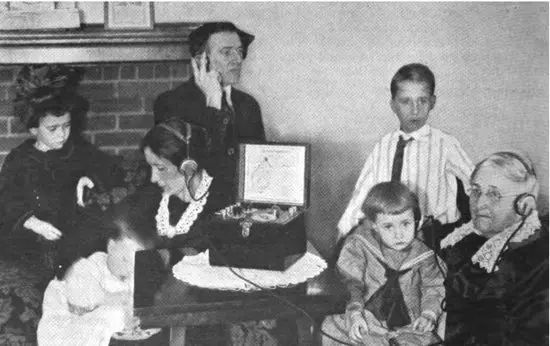 Egy család együtt hallgat rádiót