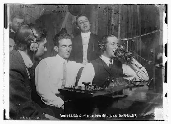 Homens usando tecnologia de rádio por volta de 1910-1915, chamada de Telefone Sem Fio na época