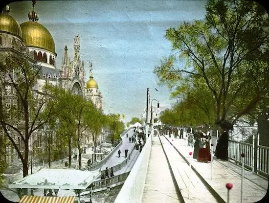 D'1900 Paris Expo beweegt Trottoir (riets) mam italienesche Pavillon (lénks)