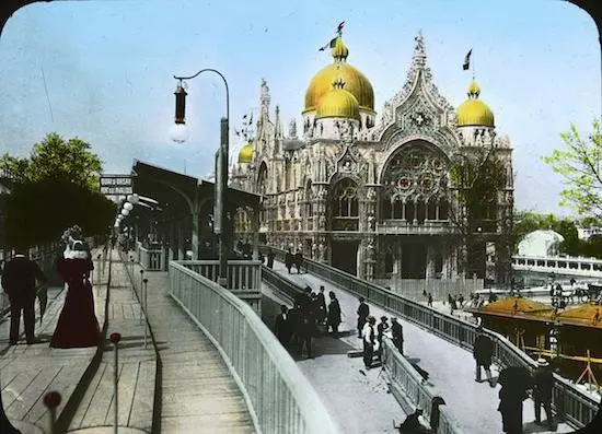 Ruchomy chodnik 1900 Paris Expo po lewej stronie