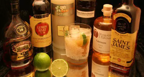 Il Falernum, uno sciroppo originario delle Barbados, si abbina bene al rum.