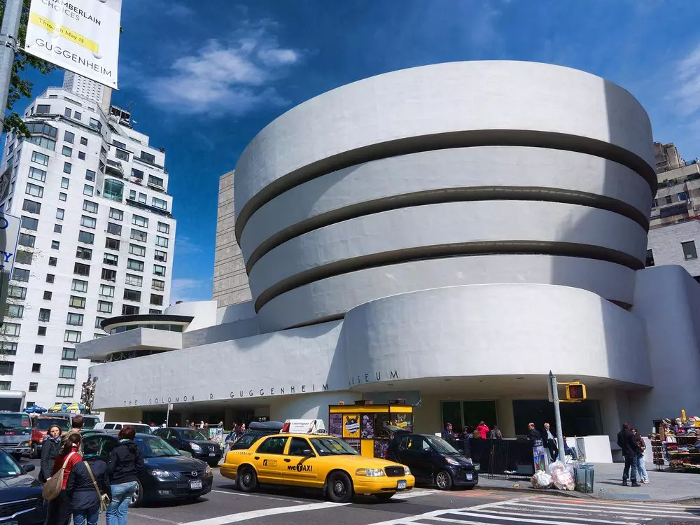 Besicht New York's Guggenheim Musée ouni Äert Haus ze verloossen