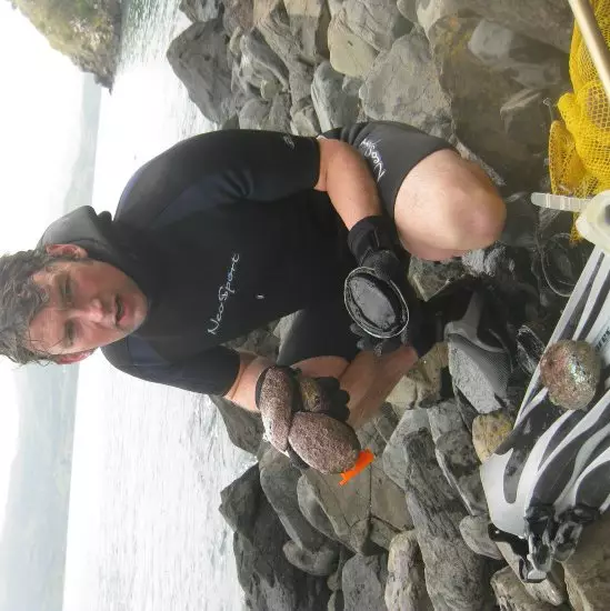 Andrew Bland, Bruder des Autors, zittert und schüttelt sich nach einem eisigen Abalone- oder Paua-Tauchgang im Hafen von Akaroa.