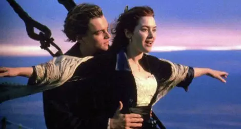 Leonardo DiCaprio a Kate Winslet yn Titanic James Cameron.