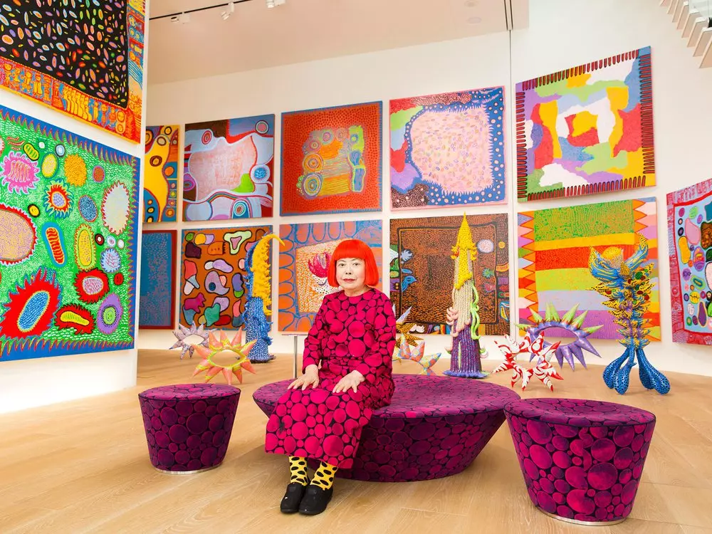 Araho ny teboka Polka mankany amin'ny efitranon'i Yayoi Kusama Infinity izay mamaky ny rakitsoratry ny tranombakoka