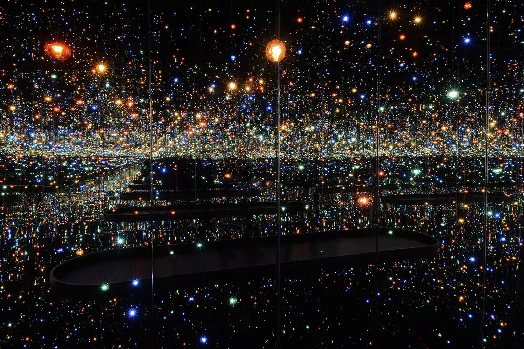 Volg die Polka Dots na Yayoi Kusama se Infinity Rooms wat museumrekords breek 40106_10