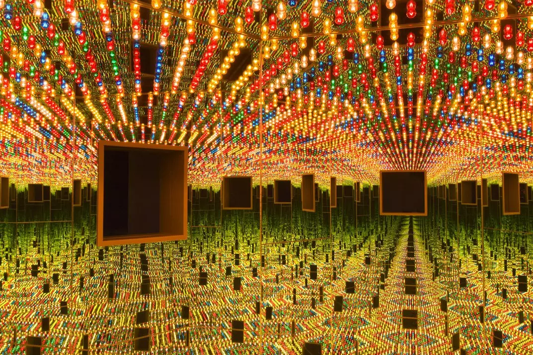 اتبع Polka Dots إلى غرف Yayoi Kusama اللامتناهية التي تحطم سجلات المتحف 40106_6