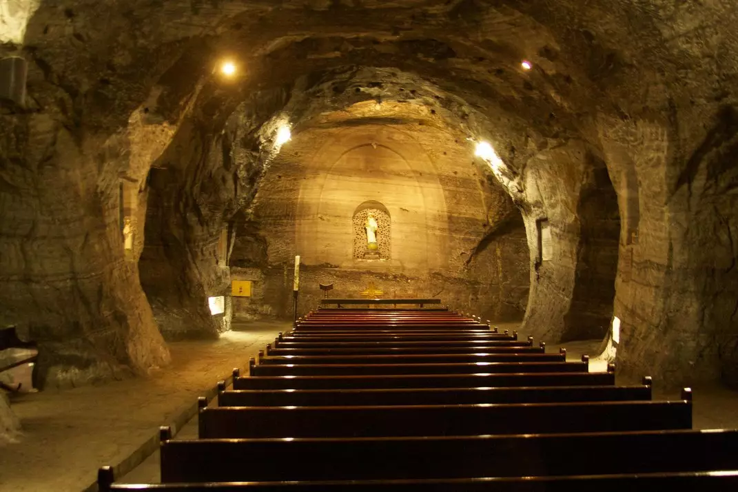 Lakang Sulod Niining Underground Cathedral, Gikulit Diha sa Mga Paril sa Usa ka Gibiyaan nga Minahan sa Asin 40108_3