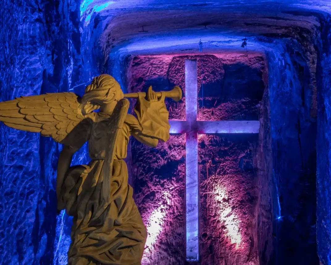 Terk Edilmiş Bir Tuz Madeninin Duvarlarına Oyulmuş Bu Yeraltı Katedralinin İçine Girin 40108_8