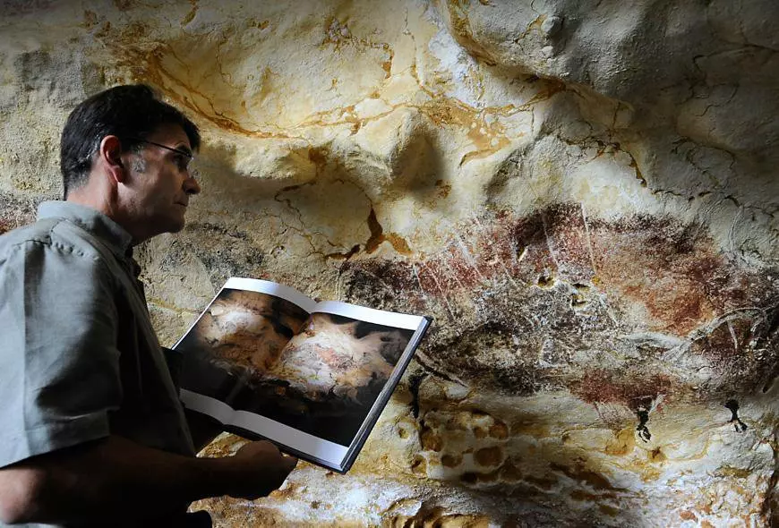 Tan-awa ang Kalibutan Sama sa Usa ka Paleolithic Cave Dweller Uban Niini nga Replica sa Lascaux Cave Paintings 40129_2