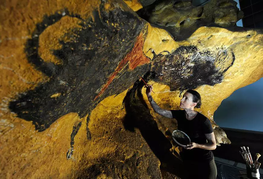 Guarda il mondo come un abitante delle caverne del Paleolitico con questa replica delle pitture rupestri di Lascaux 40129_3