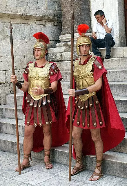 두 남자가 크로아티아 스플리트에서 로마 군 생활을 재현하고 있습니다.