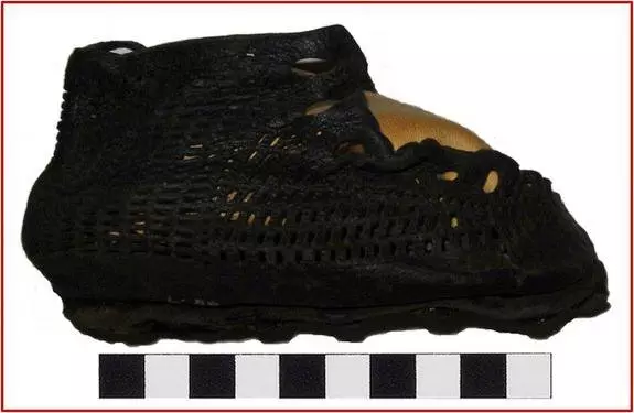 Una complessa calzatura in pelle, forse indossata dal neonato del comandante della base romana.
