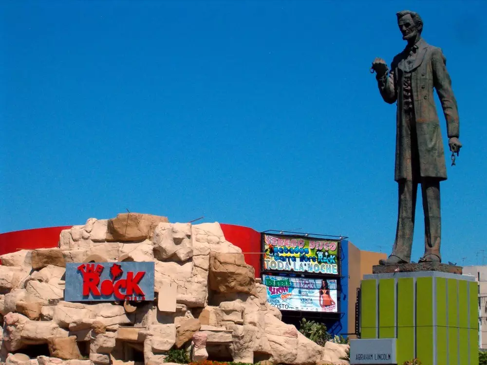 Abraham Lincoln Rocks a Tijuana