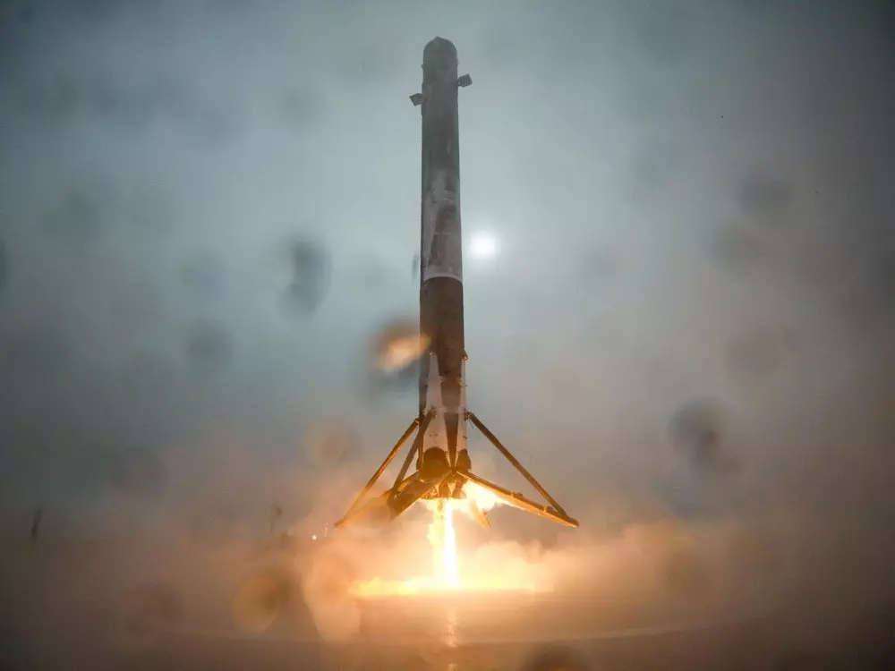 I-SpaceX Falcon 9